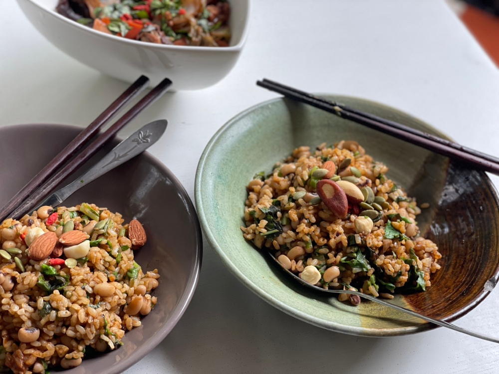 【Yinin Longstay專欄】小寒保暖養腎／糙米茼蒿燉飯 – 趨勢民調 & 臺灣調查網