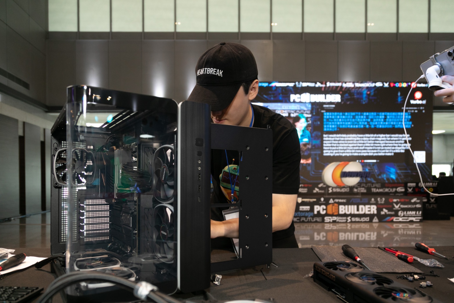 千萬粉絲海外達人應戰 2025 Newegg PC Builder挑戰賽來襲