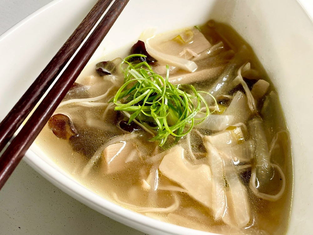 【Yinin Longstay專欄】小滿，雨水相趕／全素酸筍酸辣湯
